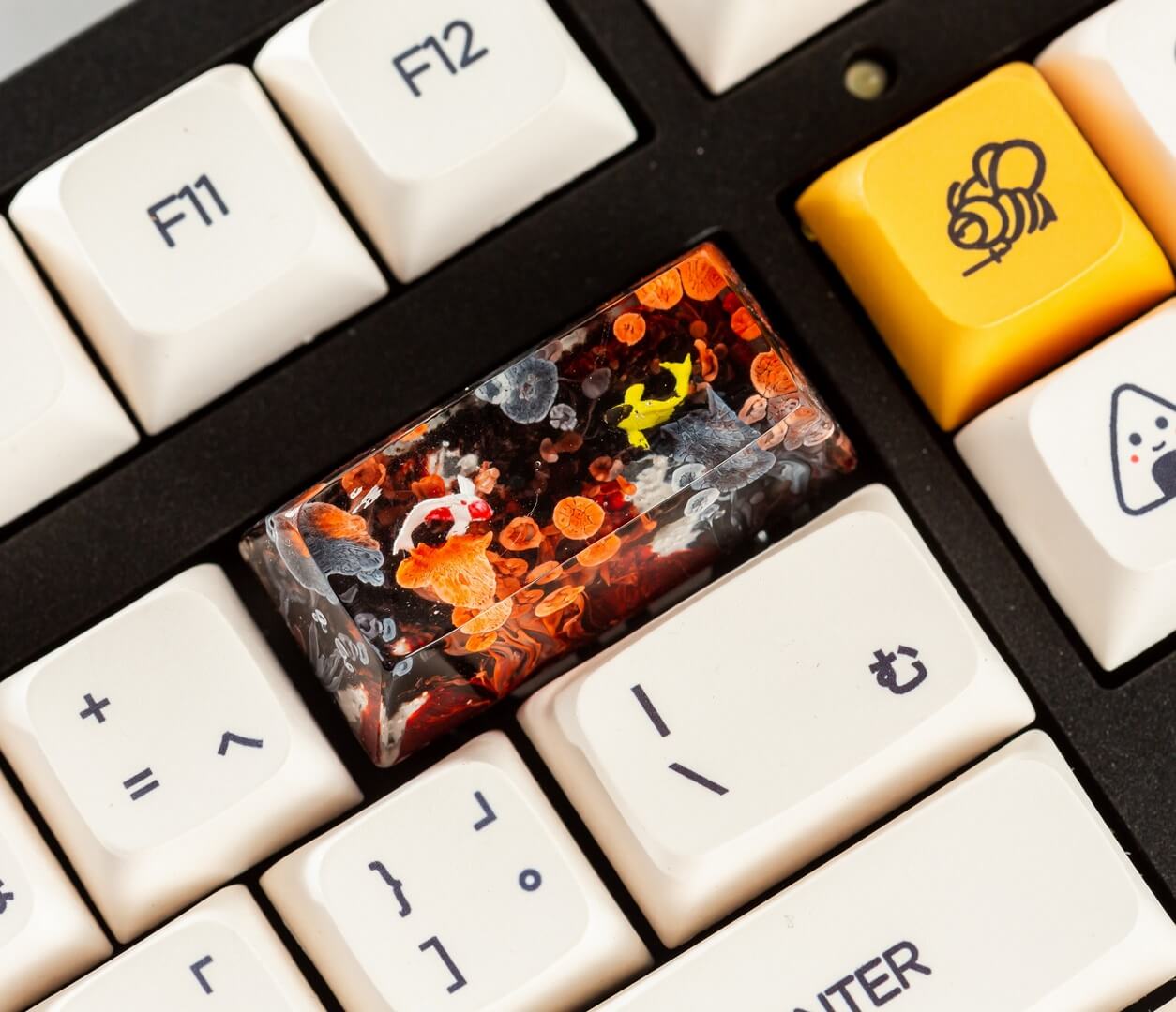 Black and orange koi artisan keycap - Hirosart - Keycaps studio